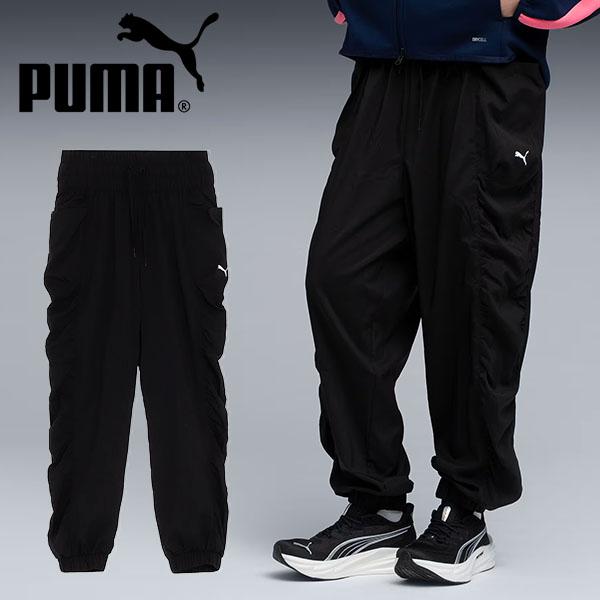 PUMA(プーマ) STUDIO パンツ になります。レディース・女性・婦人フィットネスやヨガなどスタジオでのトレーニングに役立つパンツ。柔らかさ、肌触りの良さ、吸水速乾など機能性にこだわった素材で快適にご使用いただけます。調節可能なドロー...