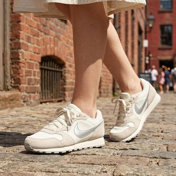 NIKE WOMENS MD RUNNER 2 ナイキ ウィメンズ ミッドランナー2レディース・女性・婦人ナイキ ヘリテージランニングから新たなレトロランスタイルの登場。70年代に多く見られるデザインを採用し、様々なスタイルにも対応可能なエ...