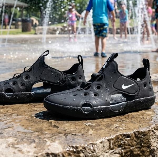 NIKE ナイキ サンレイ プロテクト 4 PSキッズ ジュニア 子ども 子供 男の子 女の子履くのも調節するのも簡単な、水辺で活躍するシューズ。小さな足を包み込み、軽量で快適です。ゆとりのあるインソールと柔軟性に優れた素材を組み合わせ、素...