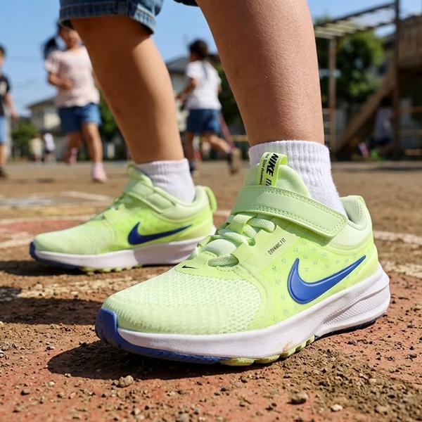 NIKE ナイキ スター ランナー 5 PSキッズ ジュニア 子ども 子供 男の子 女の子軽量で通気性に優れたNike スター ランナー 5は、走っている時も遊んでいる時も、キッズを夢心地にしてくれるシューズ。弾むようなクッショニングとしっ...