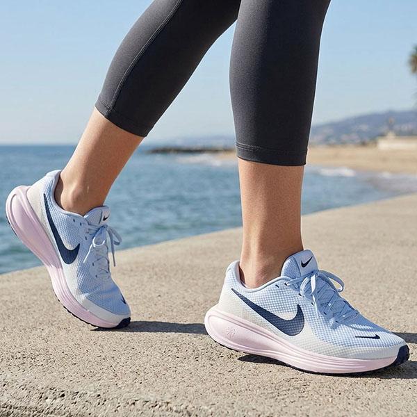 NIKE REVOLUTION 8 ナイキ レボリューション 8レディース・女性・婦人ロングセラーモデルが進化したRevolution 8は、通気性とクッション性がさらに向上しました。メッシュアッパーが前作以上の涼しさを実現し、ロッキングチ...