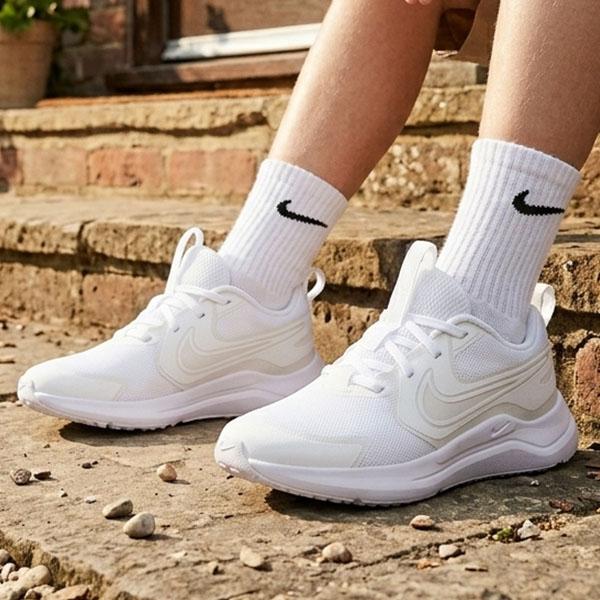 NIKE ナイキ コズミック ランナー GSキッズ ジュニア 子ども こども 子供 男の子 女の子 ボーイズ ガールズ世界はレーストラックであり、あなたの辞書に減速という言葉はありません。安定したクッショニングと耐久性を備えたナイキ コズミ...