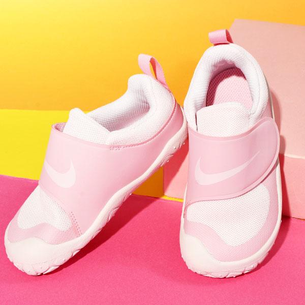 NIKE ナイキ スウッシュ 1 エッセンシャル TDベビー キッズ 子供 子ども こども ジュニア 男の子 女の子お子様の足に自然にフィット。つま先が広く、地面に近いデザインで脱ぎ履きもスムーズ。一日中遊び続けるために必要な快適さをすべて...