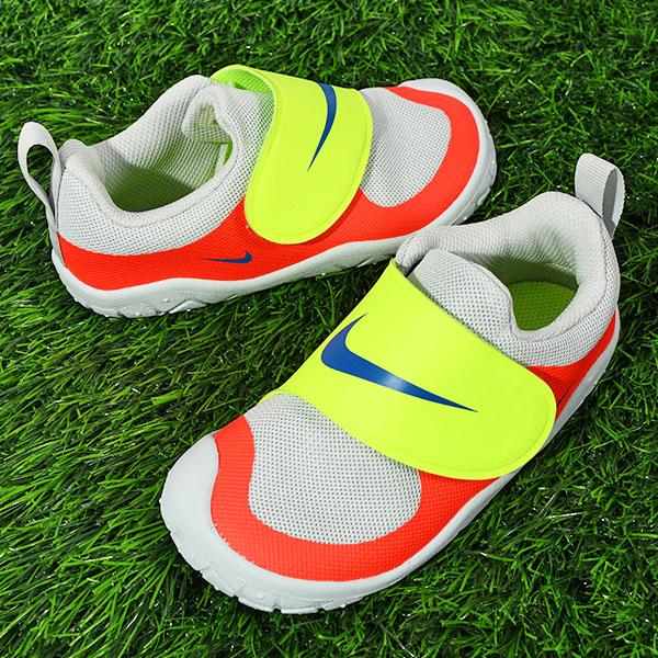NIKE ナイキ スウッシュ 1 エッセンシャル TDベビー キッズ 子供 子ども こども ジュニア 男の子 女の子お子様の足に自然にフィット。つま先が広く、地面に近いデザインで脱ぎ履きもスムーズ。一日中遊び続けるために必要な快適さをすべて...