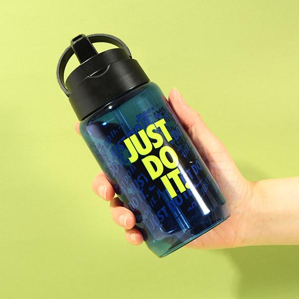 NIKE ナイキ TR リニューリチャージストローボトル 16oz グラフィックMOVE TO ZERO商品。取り外し可能なストロー付き。エルゴノミックデザインで持ち易い。480MLPCT樹脂(トライタン)・ポリプロピレン・シリコン