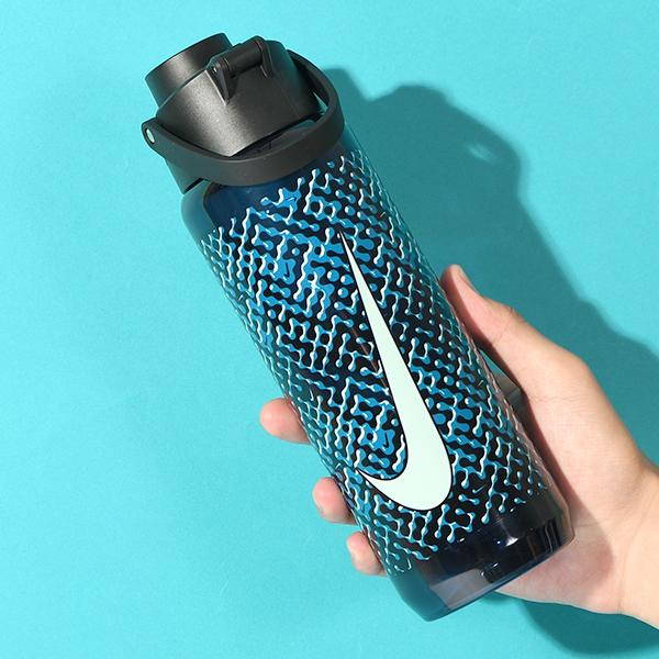 NIKE ナイキ TR リニューリチャージチャグ ボトル 24ozMOVE TO ZERO商品。飲みやすいツイストオフキャップ。持ち易いエルゴノミックデザイン。700MLPCT樹脂(トライタン)・ポリプロピレン・シリコン
