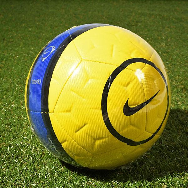 NIKE ナイキ アカデミー トータル90Total 90が復活。2000年代初頭の復刻版では、ディテールと最新のOmniSculptテクノロジーを融合させ、よりリアルな飛びと、あらゆるタッチで優れたフィーリングを実現しています。4号球ラバ...