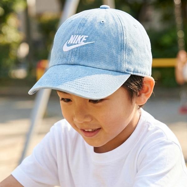 NIKE ナイキ YTH クラブ キャップ US CB デニムキッズ・ジュニア・子ども用Nikeのスウッシュスタイルをあしらったクラシックなベースボールキャップ。ストラップバックでフィット感を調節できます。曲線的なつばと内側の汗止めバンドに...