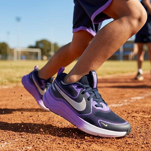 NIKE ナイキ コズミック ランナーキッズ ジュニア 子供 男の子 女の子 ボーイズ ガールズこの世はレーストラック。あなたの辞書に減速という言葉はありません。安定したクッショニングと耐久性を備えたナイキ コズミック ランナーが、踏み出す...