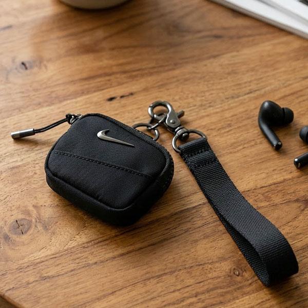 【※こちらの商品は「ネコポス発送」になりますので同梱や複数購入は出来ませんのでご了承の上ご検討ください。】NIKE ナイキ オーラ イヤホンケースバッグやその他のアクセサリーに取り付け可能なイヤホンケース。外出時に便利な取り外し可能なリスト...