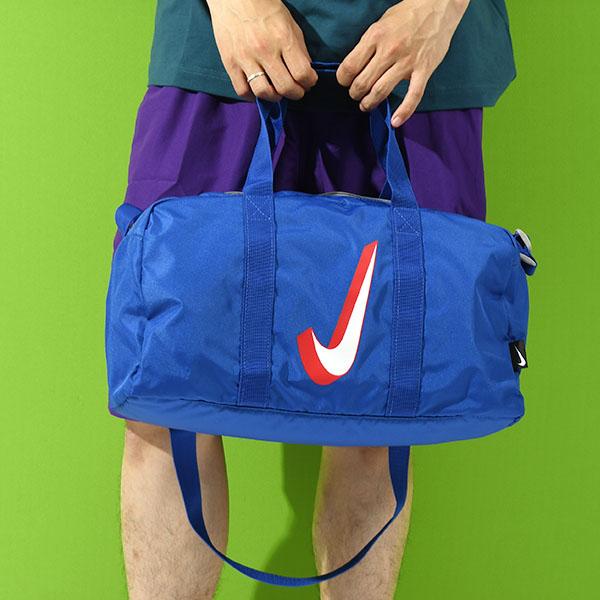 NIKE ナイキ ボストンプールバッグメンズ・レディース・男性・女性・男女兼用・ユニセックス・キッズ・ジュニア・子供ボストンタイプのプールバッグ。ショルダーストラップは長さ調整できる。内側に名前が記入できるネームタグあり。■素材 ポリエステ...