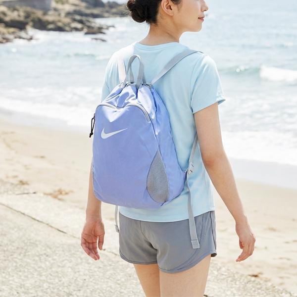 NIKE ナイキ SS26 ベーシックプールバッグメンズ・レディース・男性・女性・男女兼用・ユニセックス・キッズ・ジュニア・子供バッグパックタイプの定番プールバッグ。正面には小物の収納に便利なジッパー付きポケットを配置。ショルダーストラップ...