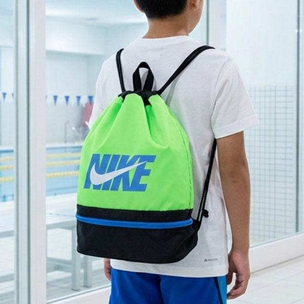 NIKE ナイキ SS26 2ルームプールバッグメンズ・レディース・男性・女性・男女兼用・ユニセックス・キッズ・ジュニア・子供ナップザックタイプの定番プールバッグ。上下で収納スペースが分かれており、使用後の水着と着替えを分けて入れられる仕様...
