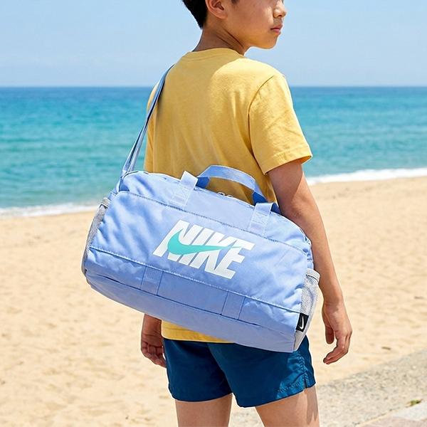 NIKE ナイキ SS26 ボストンプールバッグメンズ・レディース・男性・女性・男女兼用・ユニセックス・キッズ・ジュニア・子供ボストンタイプのプールバッグ。ちょっとした小物の収納に便利なサイドポケット付き。ショルダーストラップは長さ調整でき...