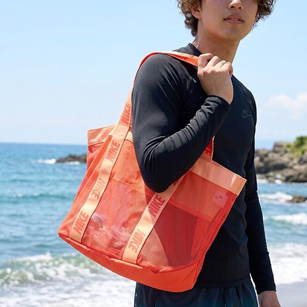 NIKE ナイキ SS26 メッシュトートプールバッグメンズ・レディース・男性・女性・男女兼用・ユニセックス・キッズ・ジュニア・子供水着やギアが出し入れしやすいメッシュトート型。手提げと肩掛け、2通りの持ち方ができ、口元は紐で絞れる仕様で中...