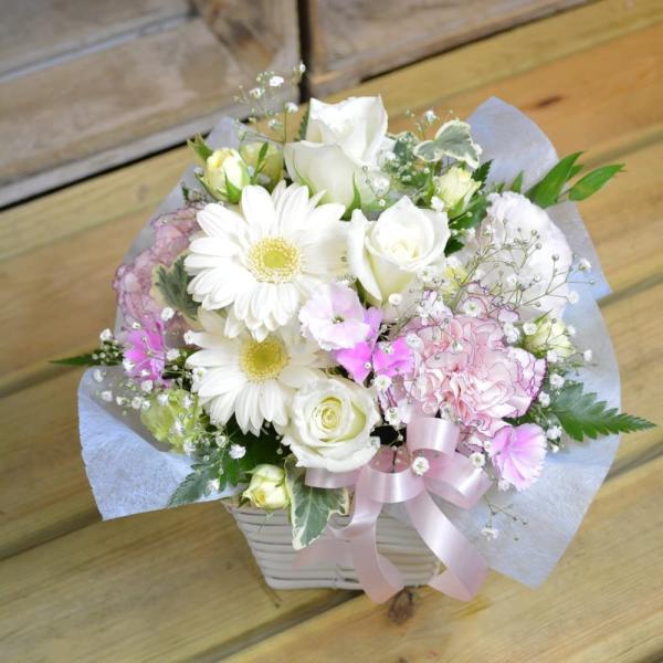 ・商品詳細：バラ、ガーベラ、カーネーションを使用したお供えアレンジメントです。・商品サイズ：縦約22cm×横約15cm・商品について：現在表示されております画像はイメージ画像となります。お花の入荷状況により色、大きさ、長さが異なります。商品...