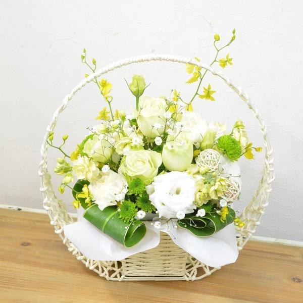 ・商品詳細：グリーン系・ホワイト系のお花を使用した和風アレンジメントです。・商品サイズ：高さ30cm×横28cm×奥行16cm・商品について：現在表示されております画像はイメージ画像となります。お花の入荷状況により大きさ、長さが異なる場合が...