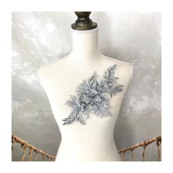 ビーズをたくさん施したシルバーのお花のモチーフです。お花の部分もビーズ付きです。新体操、社交ダンス、バトントワリング、レオタード、ベリーダンス、フィギュアスケート、バレエ、ドレス、ステージ衣装、ハンドメイド材料などに使用すると綺麗です。サイ...