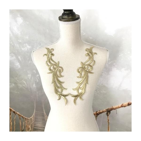 ゴールドのレースモチーフセットになります。社交ダンス、バトントワリング、レオタード、ベリーダンス、フィギュアスケート、バレエ、ドレス、ステージ衣装、ハンドメイド材料などにお使いいただけます。サイズ：H29cm  W7cmカラー：ゴールド左右セット