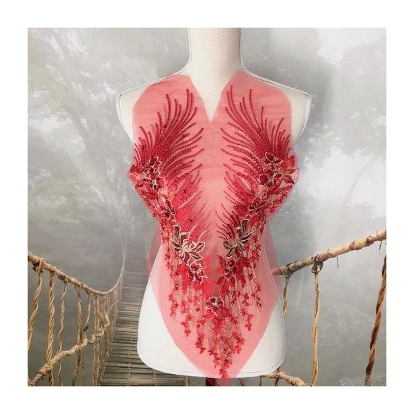 チュールにたくさんのビーズを施した花模様の衣装用モチーフです。装飾付きなので、このまま衣装に縫い付けてお使いいただけます。ビーズやラインストーンを付けるのが苦手な方にも便利です。切り離して自由なデザインにもできます。新体操、社交ダンス、バト...