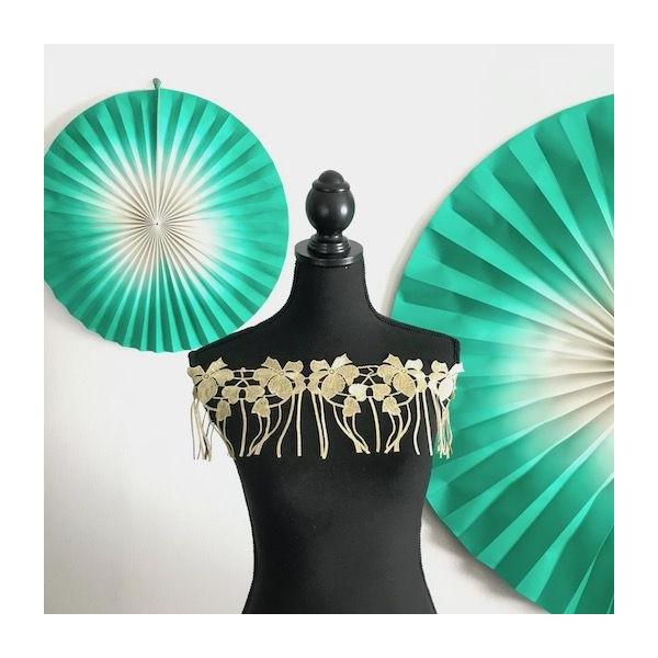 幅広い素敵なお花のゴールドの刺繍レースになります。切り離してモチーフとしても使用ができます。ステージ衣装やドレス、ベリーダンス、レオタード、バトントワリング、お洋服や作品などに縫い付けるだけでワンポイントアクセントとして個性的な仕上がりにな...