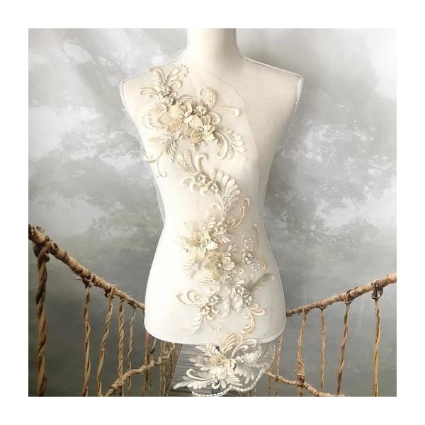 花とストーン付きのアイボリーモチーフです。新体操、社交ダンス、バトントワリング、レオタード、ベリーダンス、フィギュアスケート、バレエ衣装、ドレス、ステージ衣装、ハンドメイド材料などにお使いいただけます。サイズ：H73cm W20cmカラー：...