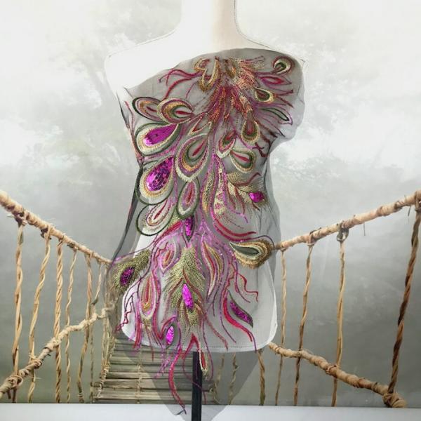 エレガントなスパンコール付き羽根のチュールモチーフです。新体操、社交ダンス、バトントワリング、レオタード、ベリーダンス、フィギュアスケート、バレエ衣装、ドレス、服飾、ステージ衣装、舞台衣装、ハンドメイド材料などにお使いいただけます。サイズ：...