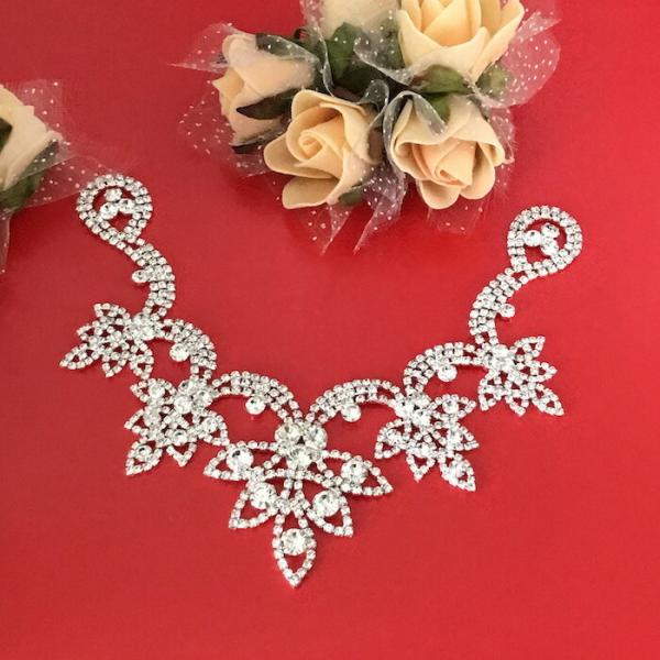 お洒落なクリアラインストーンモチーフになります。細かなストーンがキラキラと輝いています。衣服、ウェディングドレス、イブニングドレス、ドレス、ダンス衣裳、バトントワリング、レオタード、ベリーダンス、フィギュアスケート、社交ダンス、ステージ衣装...