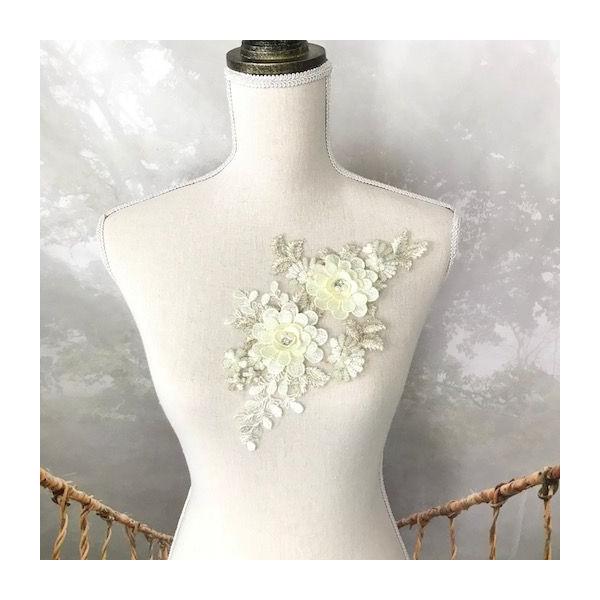 花柄のとてもエレガントな刺繍チュールモチーフです。ゴールドの刺繍入りで豪華な雰囲気に♪切り離してお好みに合わせてストーンやスパンコールなどを加えると個性的な雰囲気になります。社交ダンス、バトントワリング、レオタード、ベリーダンス、フィギュア...