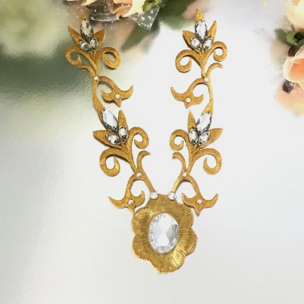 アイロン接着できるゴールドのストーン付きネックライン形のワッペンモチーフになります。新体操、社交ダンス、バトントワリング、レオタード、ベリーダンス、フィギュアスケート、バレエ衣装、ドレス、服飾、ステージ衣装、舞台衣装、ハンドメイド材料などに...