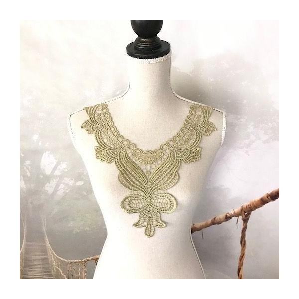 キラキラエレガントなゴールドの襟レースモチーフになります。シンプルなドレス、新体操、社交ダンス、バトントワリング、レオタード、チアダンス、フィギュアスケート、バレエ、ステージ衣装、ハンドメイド制作に使用すると綺麗です。サイズ：H31cm　W...