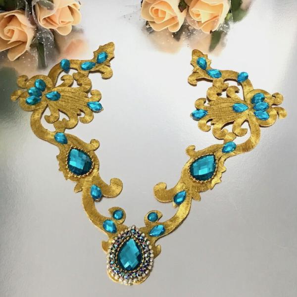 アイロン接着できるブルーのラインストーン付き刺繍ワッペンモチーフになります。新体操、社交ダンス、バトントワリング、レオタード、ベリーダンス、フィギュアスケート、バレエ衣装、ドレス、服飾、ステージ衣装、舞台衣装、ハンドメイド材料などにお使いい...