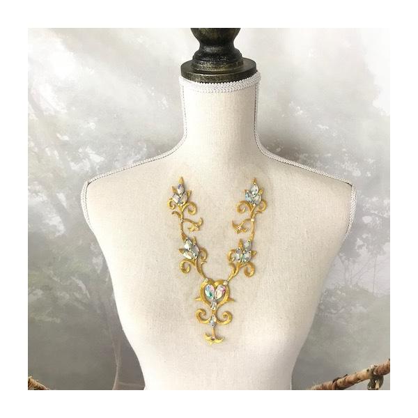 ストーンが美しいゴールドのネックラインモチーフです。新体操、社交ダンス、バトントワリング、レオタード、ベリーダンス、フィギュアスケート、バレエ、ドレス、ステージ衣装、ハンドメイド材料などにお使いいただけます。サイズ：H21cm W13cmカ...