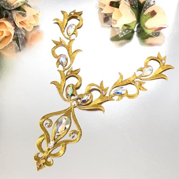 アイロン接着できるゴールドのラインストーン付きネックラインモチーフになります。新体操、社交ダンス、バトントワリング、レオタード、ベリーダンス、フィギュアスケート、バレエ衣装、ドレス、ステージ衣装、手作り制作などにお使いいただけます。アイロン...