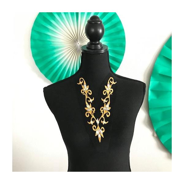 ストーンが美しいゴールドのネックラインモチーフです。新体操、社交ダンス、バトントワリング、レオタード、ベリーダンス、フィギュアスケート、バレエ、ドレス、ステージ衣装、ハンドメイド材料などにお使いいただけます。サイズ：H23cm W13cmカ...