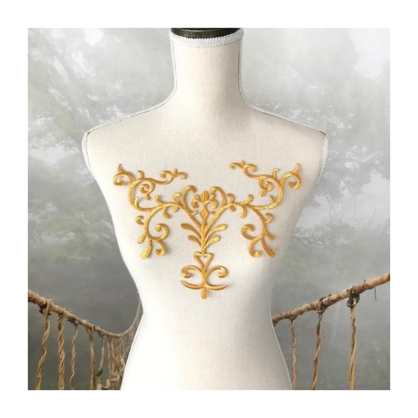 アイロン接着できるゴールドの刺繍モチーフです。新体操、バレエ、レオタード、バトントワリング 、ドレス、ステージ衣装などに飾り付けるモチーフです。手縫いとアイロンで貼り付けることもできます。サイズ：H25cm W19cmカラー：ゴールドアイロ...