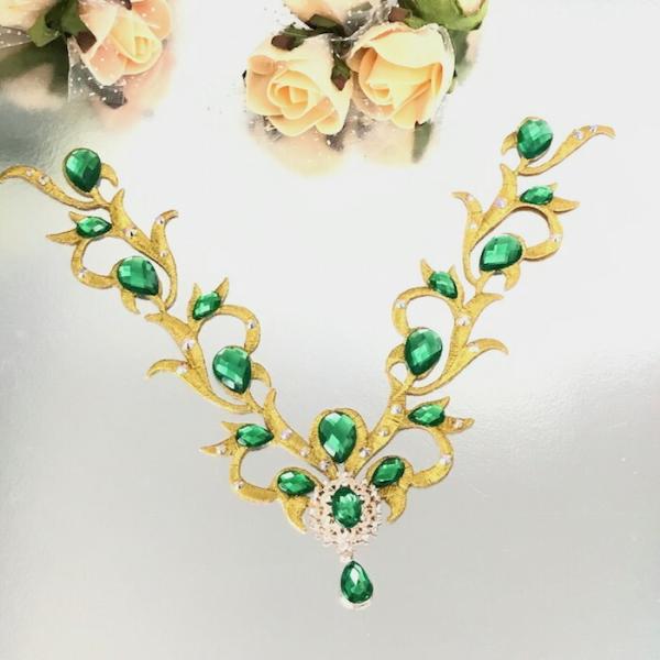 アイロン接着できるストーン付きネックラインモチーフです。ワンピース、新体操、社交ダンス、バトントワリング、レオタード、ベリーダンス、フィギュアスケート、バレエ衣装、ドレス、服飾、ステージ衣装、舞台衣装、ハンドメイド材料などにお使いいただけま...