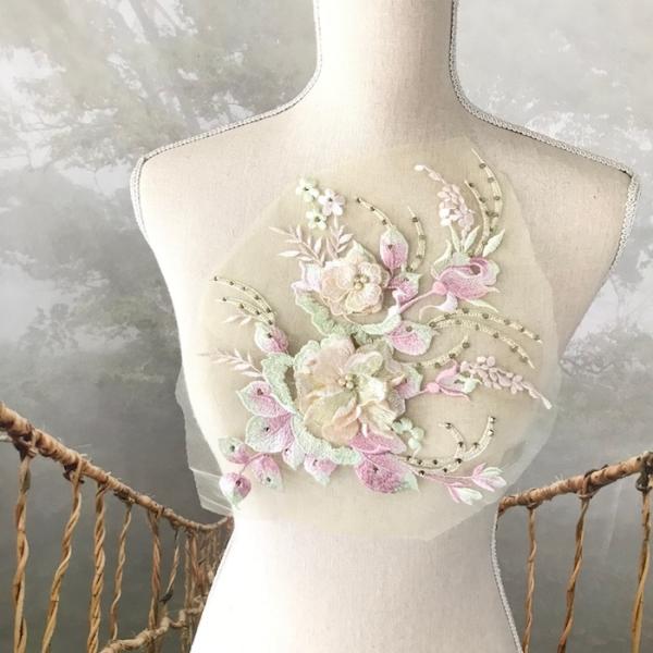 花柄のとてもエレガントなパールとストーン付きの刺繍チュールモチーフです。社交ダンス、バトントワリング、レオタード、ベリーダンス、フィギュアスケート、バレエ、ドレス、ステージ衣装、ハンドメイド材料などに使用するとお洒落感がワンランクアップしま...