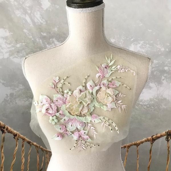 花柄のとてもエレガントなパールとストーン付きの刺繍チュールモチーフです。社交ダンス、バトントワリング、レオタード、ベリーダンス、フィギュアスケート、バレエ、ドレス、ステージ衣装、ハンドメイド材料などに使用するとお洒落感がワンランクアップしま...