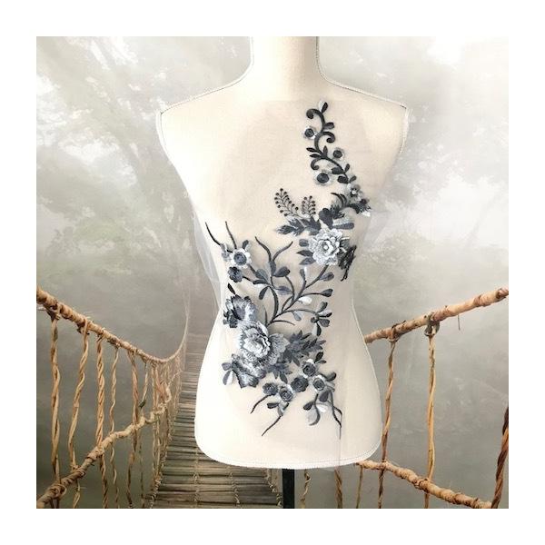 立体的な花とストーン付きモチーフです。いろいろカットして自由デザインができます。新体操、社交ダンス、バトントワリング、レオタード、ベリーダンス、フィギュアスケート、バレエ、ドレス、ステージ衣装、ハンドメイド材料などにお使いいただけます。サイ...