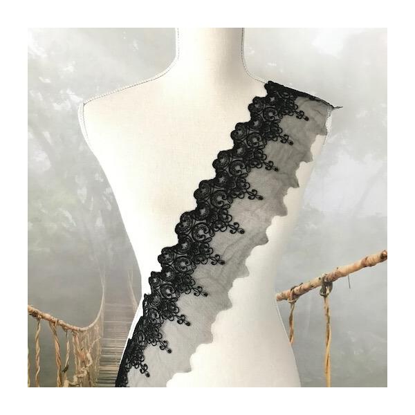 幅広い花模様の刺繍入りチュールレースになります。ステージ衣装、ダンスのコスチューム、コスプレ、人形のドレス、ベリーダンス、レオタード、バレエ衣装、バトンモチーフ、ハンドメイド材料などにおすすめです。サイズ：W10cmカラー：ブラック長さ：1...