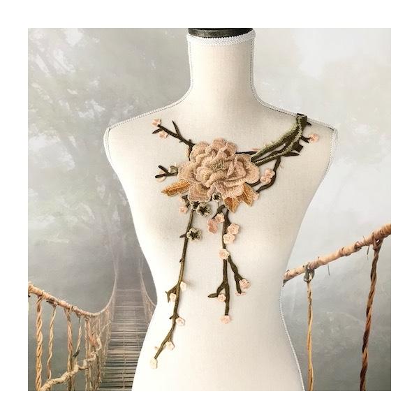 綺麗なお花のモチーフになります。新体操、社交ダンス、バトントワリング、服飾、レオタード、ベリーダンス、フィギュアスケート、バレエ衣装、ドレス、服飾、ステージ衣装、ハンドメイド材料などにお使いいただけます。サイズ：H52cm W25cmカラー...