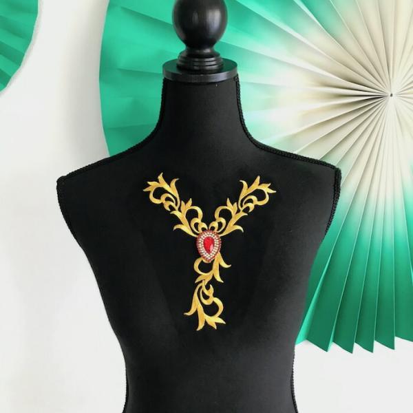 ストーンが美しいゴールドのネックラインモチーフです。アクセントのセンターパーツは、雫形のオリジナルデザインで、いろいろな衣装やドレスに合わせやすいのが魅力です。新体操、社交ダンス、バトントワリング、レオタード、ベリーダンス、フィギュアスケー...
