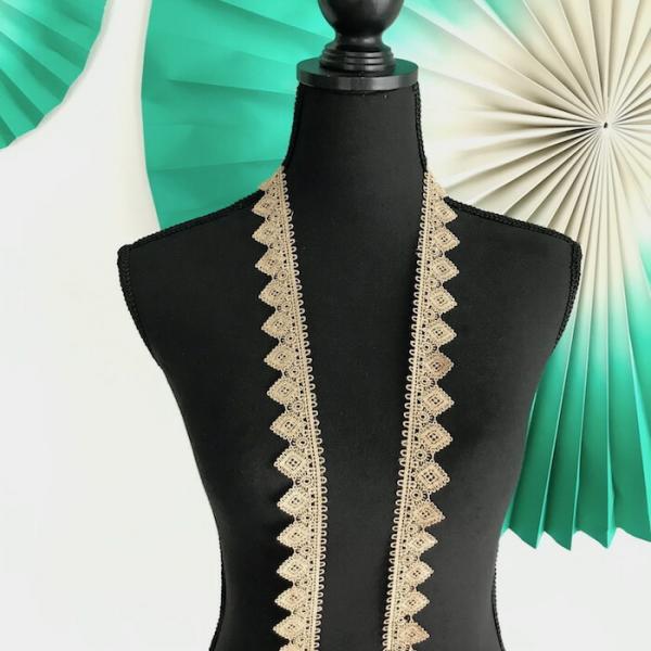 ゴールド系の装飾用レースになります。コスチューム、新体操、社交ダンス、バトントワリング、レオタード、ベリーダンス、バレエ衣装、ステージ衣装、手作り制作など縫い付けるだけで個性的な仕上がりになります。サイズ：W3.5cmカラー：ゴールデンブロ...