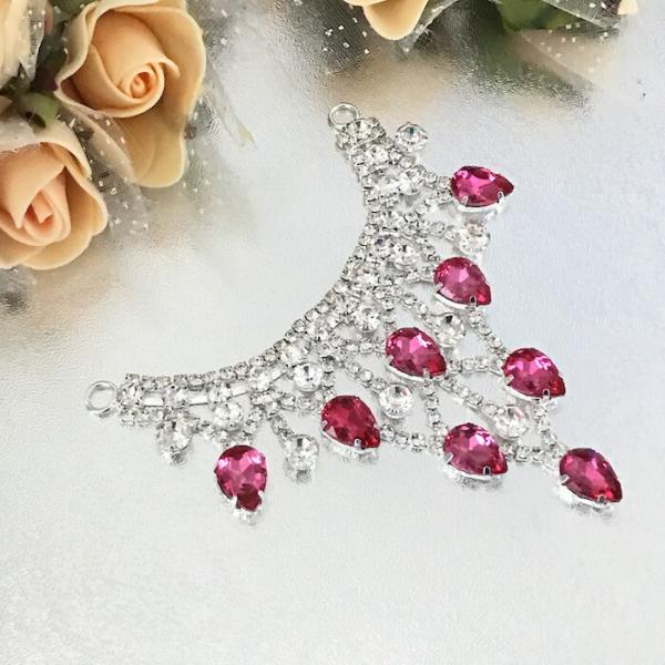 お洒落なラインストーンモチーフになります。細かなストーンがキラキラと輝いています。衣服、ウェディングドレス、イブニングドレス、ドレス、ダンス衣裳、バトントワリング、レオタード、ベリーダンス、フィギュアスケート、社交ダンス、ステージ衣装などに...