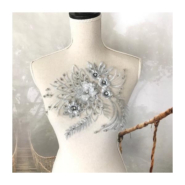 ビーズをたくさん施したシルバーのお花のモチーフです。お花の部分もビーズ付きです。新体操、社交ダンス、バトントワリング、レオタード、ベリーダンス、フィギュアスケート、バレエ、ドレス、ステージ衣装、ハンドメイド材料などに使用すると綺麗です。サイ...