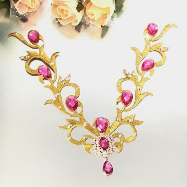 アイロン接着できるストーン付きネックラインモチーフです。ワンピース、新体操、社交ダンス、バトントワリング、レオタード、ベリーダンス、フィギュアスケート、バレエ衣装、ドレス、服飾、ステージ衣装、舞台衣装、ハンドメイド材料などにお使いいただけま...