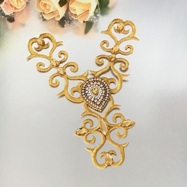 アイロン接着できるトパーズとABオーロラのストーン付きネックライン形のワッペンモチーフになります。アクセントのセンターパーツは、雫形のオリジナルデザインで、いろいろな衣装やドレスに合わせやすいのが魅力です。新体操、社交ダンス、バトントワリン...