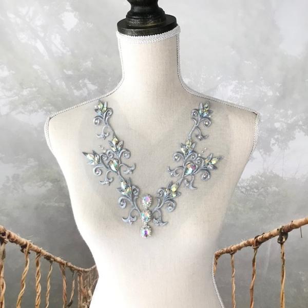 チュール生地がベースのネックラインモチーフです。新体操、社交ダンス、バトントワリング、レオタード、ベリーダンス、フィギュアスケート、バレエ衣装、ドレス、服飾、ステージ衣装、舞台衣装、ハンドメイド材料などにお使いいただけます。サイズ：H27c...