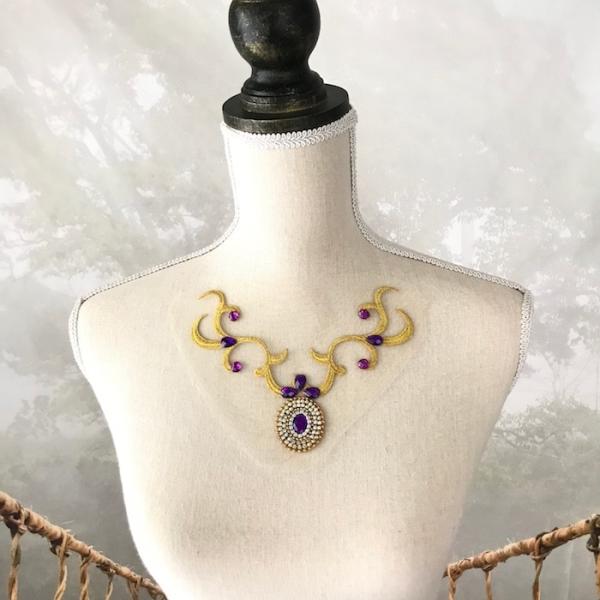 チュール生地がベースのネックラインモチーフです。アクセントのセンターパーツはオリジナルデザインのアレンジバージョンで、いろいろな衣装やドレスに合わせやすいのが魅力です。新体操、社交ダンス、バトントワリング、レオタード、ベリーダンス、フィギュ...